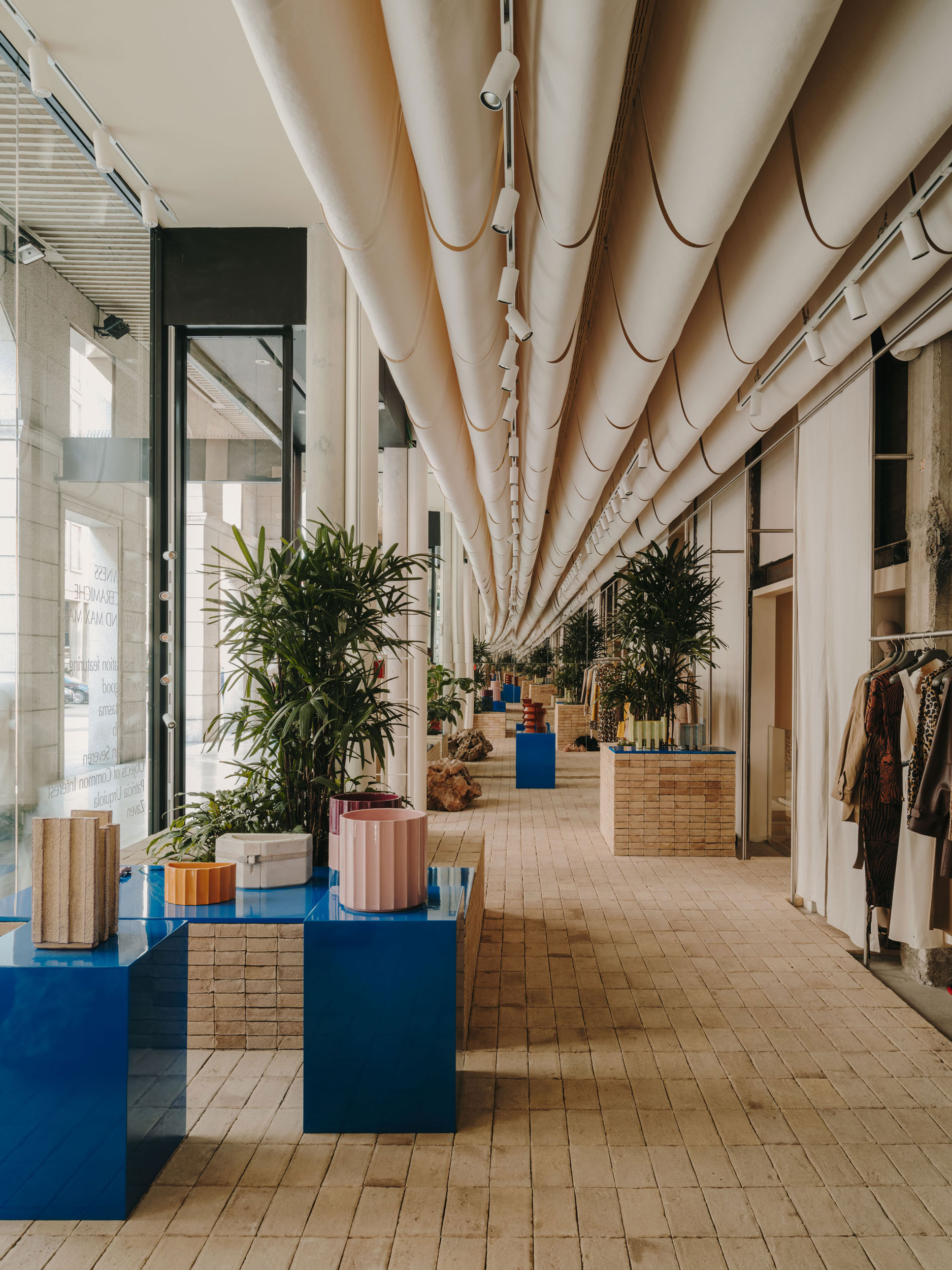 On Slowness - Objects of common interest